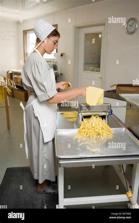Mujer Amish Cocinando