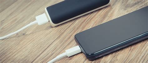 블랙 스마트폰의 빈 배터리를 충전하는 데 사용하는 외부 보조 배터리 Usb 케이블에 대한 스톡 사진 및 기타 이미지 Usb