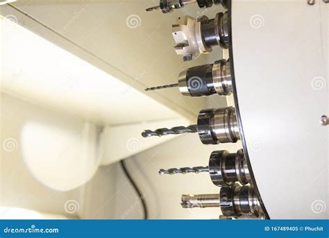Verscheidene Snijgereedschappen Van De Cnc Freesmachine In Het Magazijn