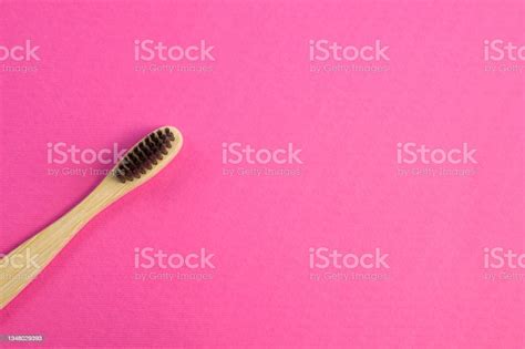 검은 강모가있는 나무 대나무 칫솔 핑크 배경에 천연 친환경 제로 폐기물 항목 0명에 대한 스톡 사진 및 기타 이미지 0명