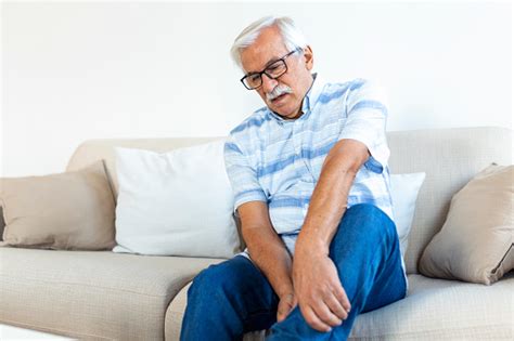 노인의 다리에 통증 고통스러운 근육 염좌 또는 경련 통증을 들고 있는 노인 70 79세에 대한 스톡 사진 및 기타 이미지 70 79세 걱정하는 건강관리와 의술