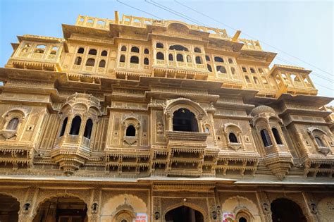 라자스탄 인도 자이살메르에 있는 Patwon Ki Haveli 건물에 있는 아름다운 디테일이 파사드 벽과 창문 외관 건축 양식을