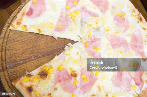 피자에 게 예를 말하십시오 절단 조각이 있는 이탈리아 피자는 피자 전문점에서 제공 됩니다 치즈와 베이컨 토 핑으로 요리 된 피자