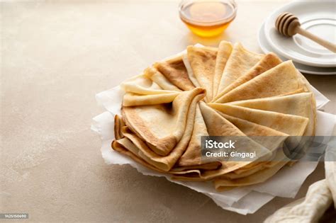 팬케이크 또는 중립적이고 따뜻한 배경에 꿀이있는 얇은 크레페 맛있는 수제 음식 크레이프 팬케이크에 대한 스톡 사진 및 기타