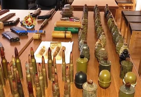 შსს მოქალაქეებმა 50 ხელყუმბარა და სხვა საბრძოლო მასალა ნებაყოფლობით ჩააბარეს Batumelebi • შსს