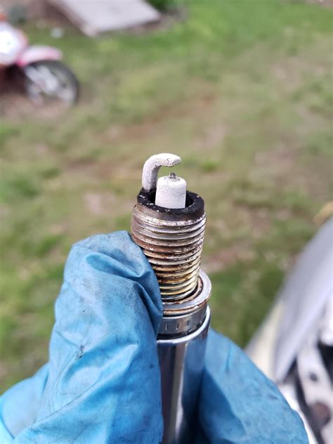 How to read this spark plug? White ash on insulator and carbon deposit on thread base. : r ...