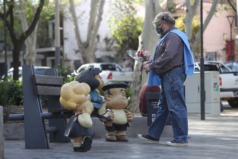 Artistas Familiares Y Vecinos Homenajean A Quino En Mendoza Al Año De
