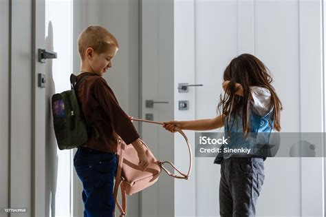 학교에서 복도에서 슬픈 여자를 괴롭히는 학교 친구 4 명에 대한 스톡 사진 및 기타 이미지 4 명 가족 개발 Istock
