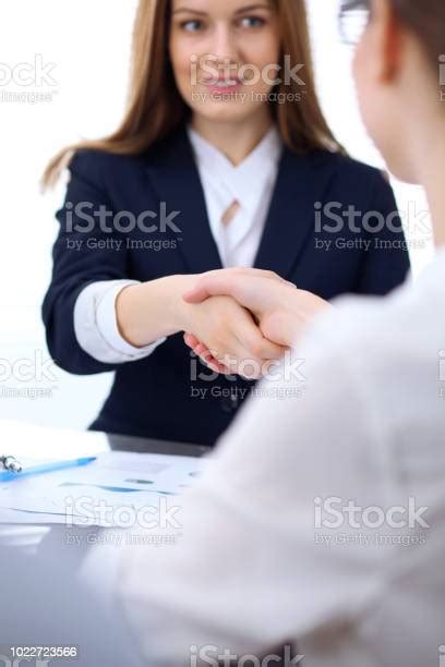 회의를 마무리 하면서 악수 하는 사업 사람들의 그룹입니다 통신에서 핸드쉐이킹 계약 또는 성공 개념 개념에 대한 스톡 사진 및