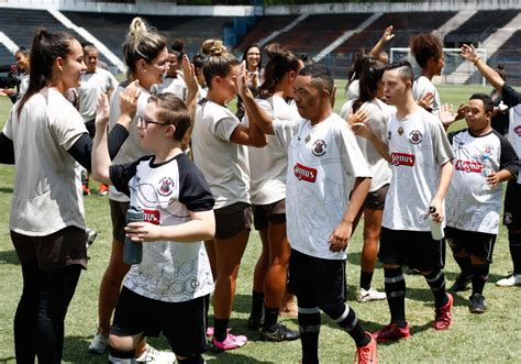 Equipe De Futsal Down Do Corinthians Faz Visita Para Time Feminino