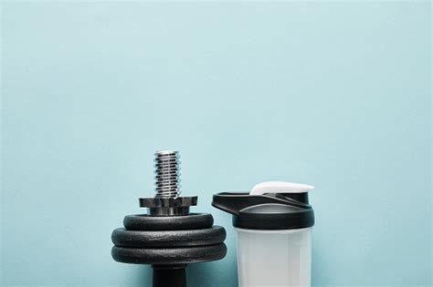 블루에 단백질 쉐이크와 스포츠 병 근처 아령의 상단보기 0명에 대한 스톡 사진 및 기타 이미지 0명 단백질 음료 덤벨