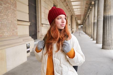 Rucksacktourist Glückliches Rothaariges Mädchen Geht Mit Einer Tasche