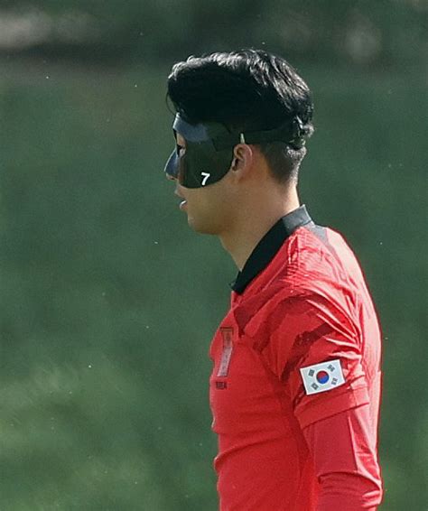 안와골절 손흥민 마스크 쓴 채 훈련 뉴시스Pic 파이낸셜뉴스