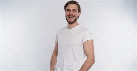 흰색에 격리된 흰색 티셔츠를 입은 섹시한 웃는 잘생긴 남자 사진 Unsplash의 기쁨 이미지