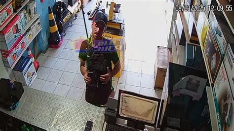 Veja O VÍdeo Homem é Flagrado Furtando Celular Em Loja De Ferramentas