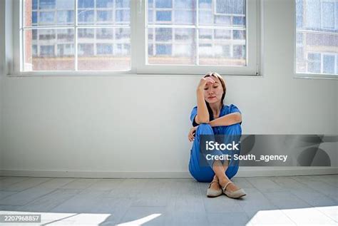 젊은 의료계 종사자가 병원 환경에서 현대 의학의 도전에 대해 성찰합니다 간호사에 대한 스톡 사진 및 기타 이미지 간호사 걱정하는 건강관리와 의술 Istock