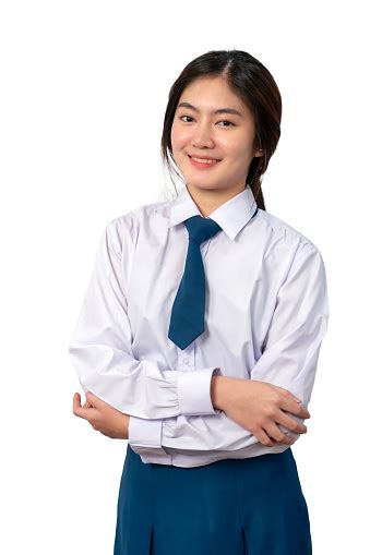 유니폼을 입은 태국 학생의 초상화가 흰색 배경에 고립된 미소로 팔을 가로질렀다 카메라를 보고 있는 아름다운 여성의 자신감 휴식과
