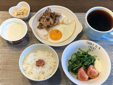 omiya on Twitter 今日の朝ごはん 豚肉塩焼き 目玉焼き ほうれん草サラダ ヨーグルト バスクチーズケーキ風 カシューナッツ コーヒー おうちごはん