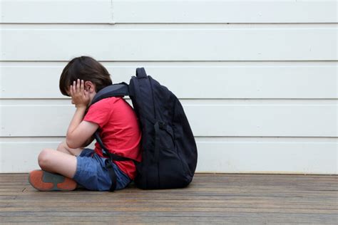 Comment aider son enfant à surmonter la phobie scolaire Voici de