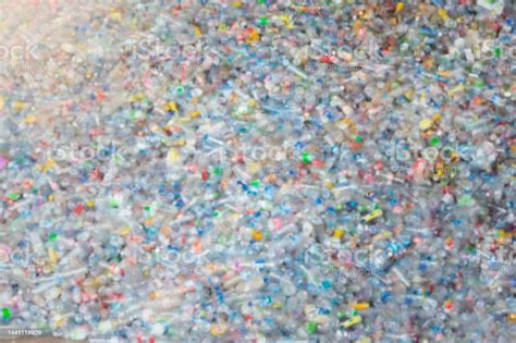 베트남 하노이의 생태 치료 전문 회사의 마당에서 재활용 할 준비가 된 거대한 플라스틱 병 자루의 큰 더미를 흐리게하십시오 재활용 가능한 쓰레기 쓰레기 쓰레기 개념 빈티지 톤