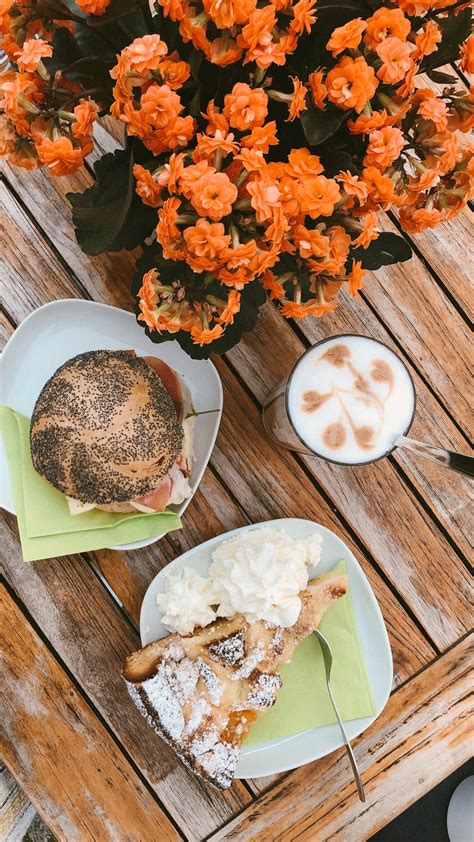 가정 다운 갈라지다 갓 양조 꽃 꽃꽂이 녹색 냅킨 달콤한 독일 디저트 라떼 라떼 아트 목조 테이블 밝은