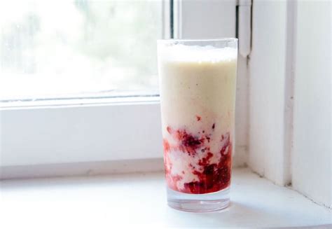 Milkshake Vegano De Banana Com Calda De Morangos Um Doce Dia