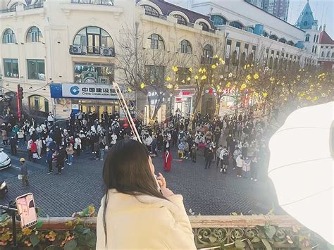 哈尔滨90后女孩杨璐：我愿成为中央大街阳台上的“音乐风景”，与你美丽邂逅 国际在线