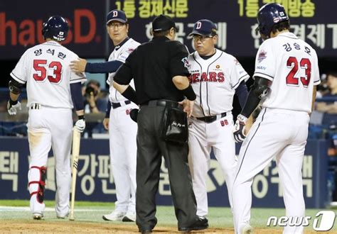 주심과 만난 김태형 두산 감독 네이트 스포츠
