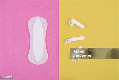 중요 한 일 동안 위생 관리 탐폰 및 생리대 사이에서 선택 생리 주기 여성을 위한 위생 제품 평면도 0명에 대한 스톡 사진 및