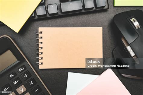 노트북의 평면도입니다 사무실 책상 위에 놓인 빈 종이 메모장 키보드 및 기타 용품이 있는 테이블 텍스트를 입력하기 위한 빈 노트북 페이지입니다 복사 공간 플랫 레이 0명에