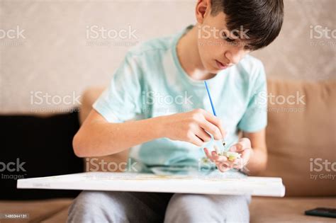 젊은 남자 십대는 집 거실에서 캔버스에 숫자로 그림을 그린다 취미와 여가 개념 12 13세에 대한 스톡 사진 및 기타 이미지