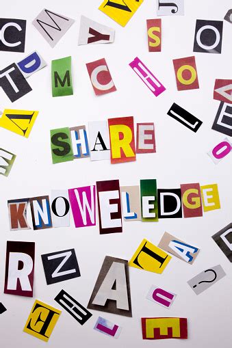 쓰기 텍스트 공유 Knoweledge의 개념을 보여주는 단어 복사 공간 흰색 배경에 비즈니스 사례에 대 한 다른 잡지 신문 편지의 만든 학교 건물에 대한 스톡 사진 및 기타