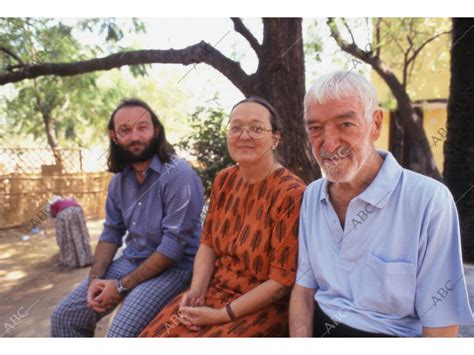 Vicente Ferrer Con Su Mujer Anna Y Su Hijo Moncho Archivo Abc
