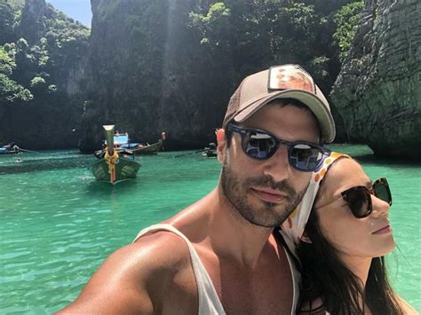 Ozge Gurel And Serkan Cayoglu Cute Couple Pictures