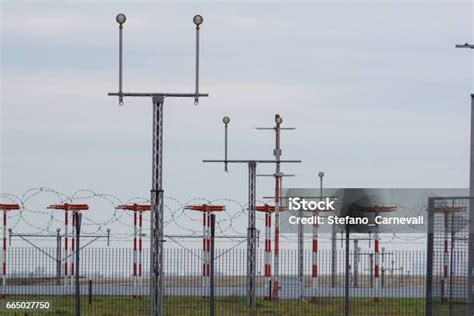 상업용 공항 활주로 활주로에 착륙 조명 방향 표지판 표시 가까이 옴에 대한 스톡 사진 및 기타 이미지 가까이 옴 공항