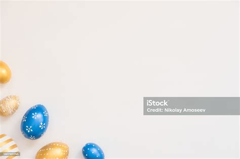 부활절의 프레임은 흰색 배경에 고립 된 계란장식 최소한의 부활절 개념 텍스트에 대한 복사 공간이있는 행복한 부활절 카드 상단 보기 플랫레이 4월에 대한 스톡 사진 및 기타