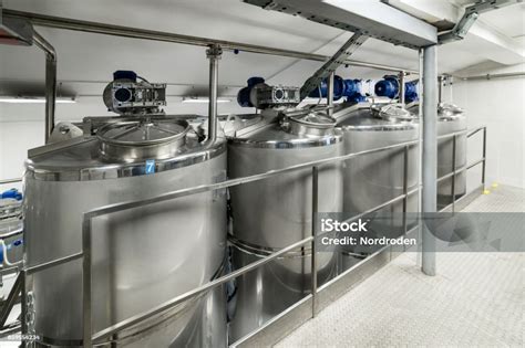 대형 스테인레스 스틸 탱크의 많은 라운드 해치 현대 음료 생산 0명에 대한 스톡 사진 및 기타 이미지 0명 가리기 강철