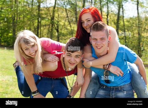 Gruppen Von Mädchen Fotos Und Bildmaterial In Hoher Auflösung Alamy
