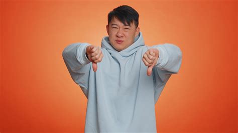 엄지 손가락 아래로 기호 제스처를 보여주는 스웨터를 입은 화가 잘 생긴 남자 불만 불만족 싫어함 35 39세에 대한 스톡 사진 및 기타 이미지 Istock