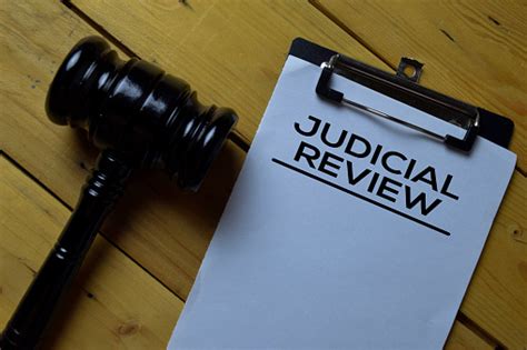 사법 검토 문서 양식과 블랙 판사는 나무 책상에 망치 법률 개념 0명에 대한 스톡 사진 및 기타 이미지 0명 개념 교육