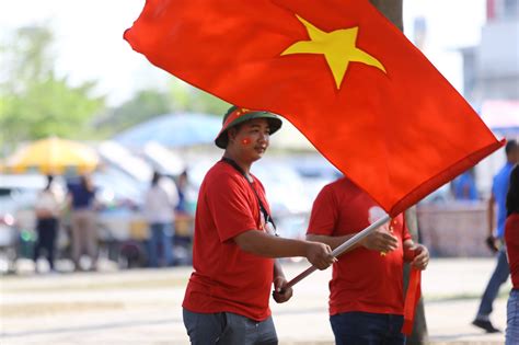 Cổ động Viên Tuyển Việt Nam Mang Cúp Vô địch Mô Hình Sang Thái Lan