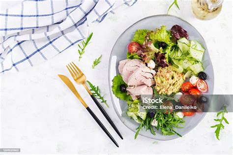 케토겐 다이어트 삶은 돼지고기 고기 아보카도 과카몰리 토마토 오이 모짜렐라 치즈 검은 올리브 아루굴라와 함께 하는 저녁 식사