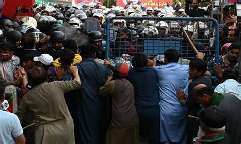 تصاویر عمران خان کی گرفتاری کی کوشش، زمان پارک کے باہر کا منظر