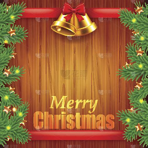 圣诞树的树枝和木头上的铃铛