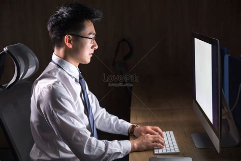 직장인 사무직 근로자가 밤늦게까지 일합니다 사진 무료 다운로드 Lovepik