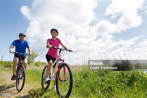 성숙한 커플입니다 야외 주기 탈것 2015년에 대한 스톡 사진 및 기타 이미지 2015년 2명 50 59세 Istock