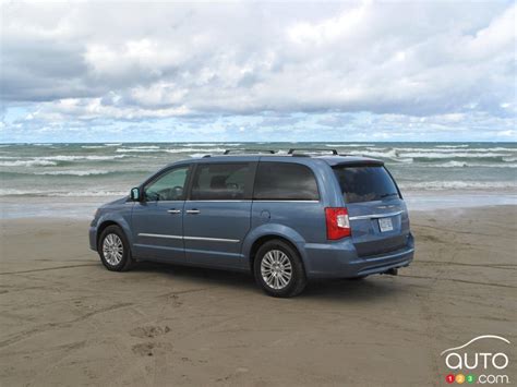 Chrysler Town Country Limited Car News Auto