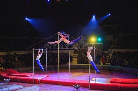 As Acrobatas Executam Exerc Cios Na Barra Na Arena Do Circo Foto De