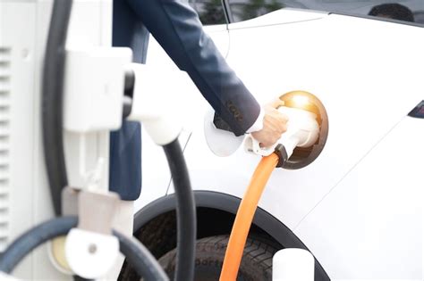 Coches eléctricos chinos en laos se enchufan en conectores eléctricos