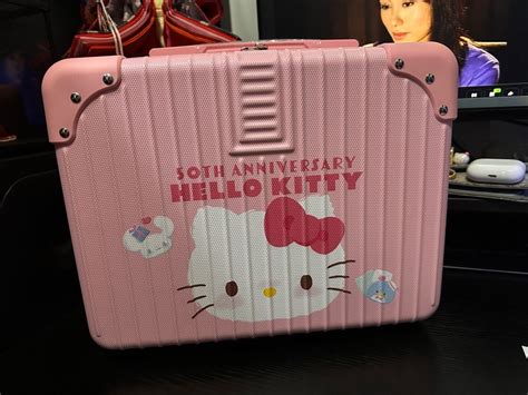 台灣 7 11 Hello Kitty 行李箱 現貨 興趣及遊戲 旅行 旅遊 旅行必需品及用品 Carousell